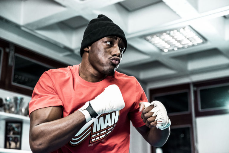 Reportage : Bakary Samake se prépare ardemment - BoxeNet.fr